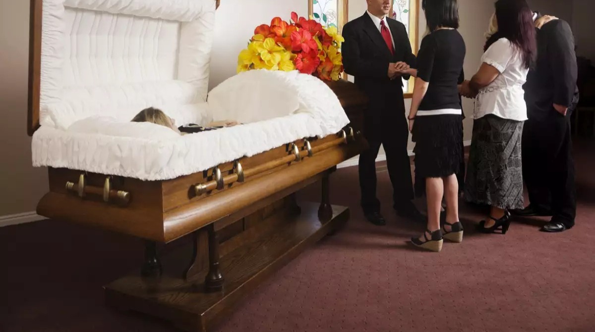 Mujer declarada muerta "revive" en la funeraria